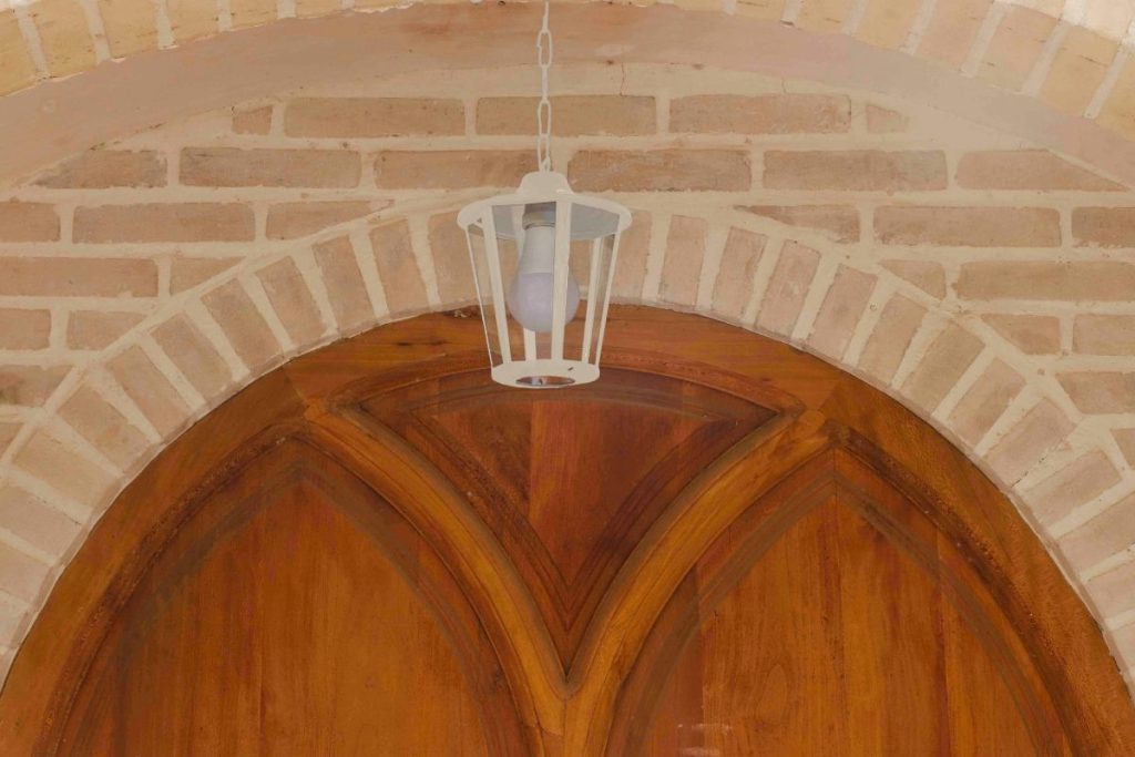 How to Hang Outdoor Pendant Lights Safely - Dakolight